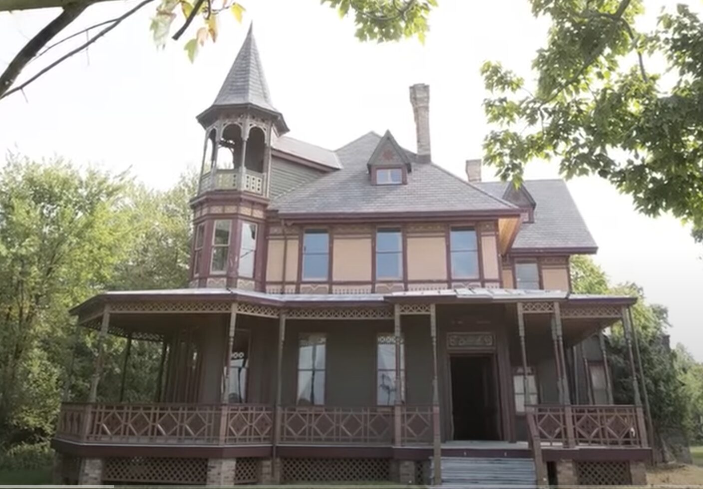 The Haunted Kreischer Mansion - The Abandoned Places